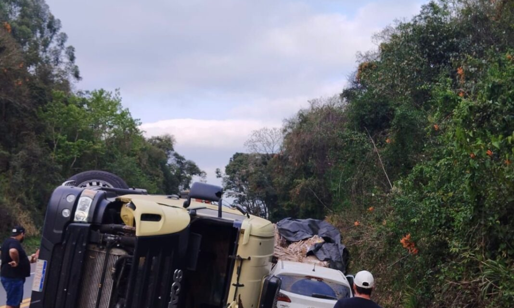 Acidente entre duas carretas e um veículo mobiliza Corpo de Bombeiros na BR-476 na Lapa – Studio W